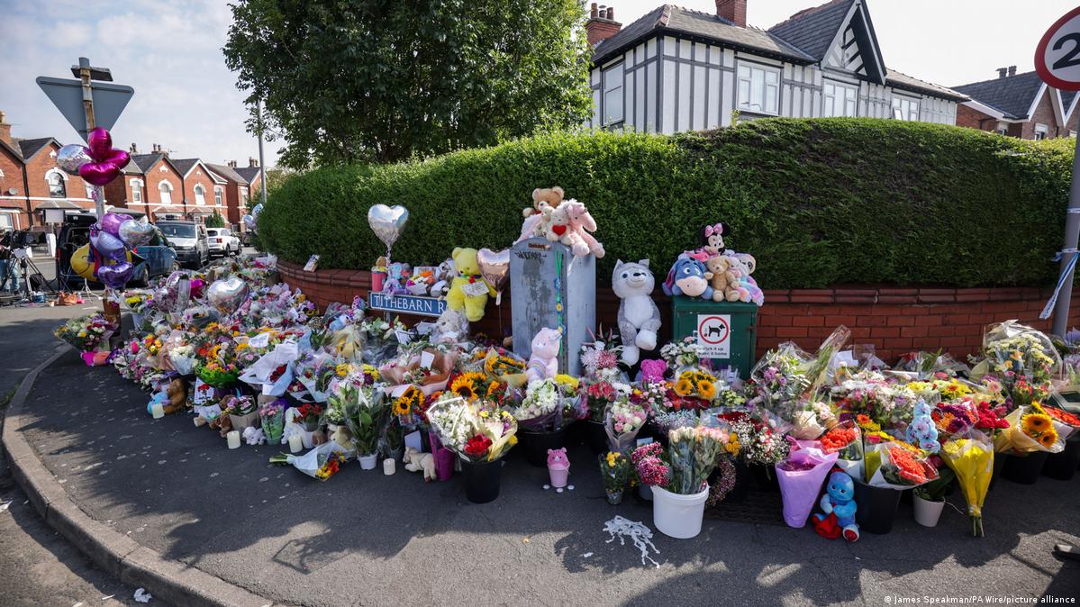 Southport attack: UK police charge 17-year-old with murder – DW – 08/01 ...