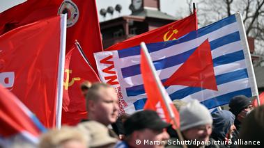 Red triangle symbol: Germany debating a ban – DW – 08/04/2024