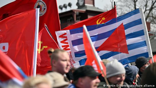 Red triangle symbol: Germany debating a ban – DW – 08/04/2024