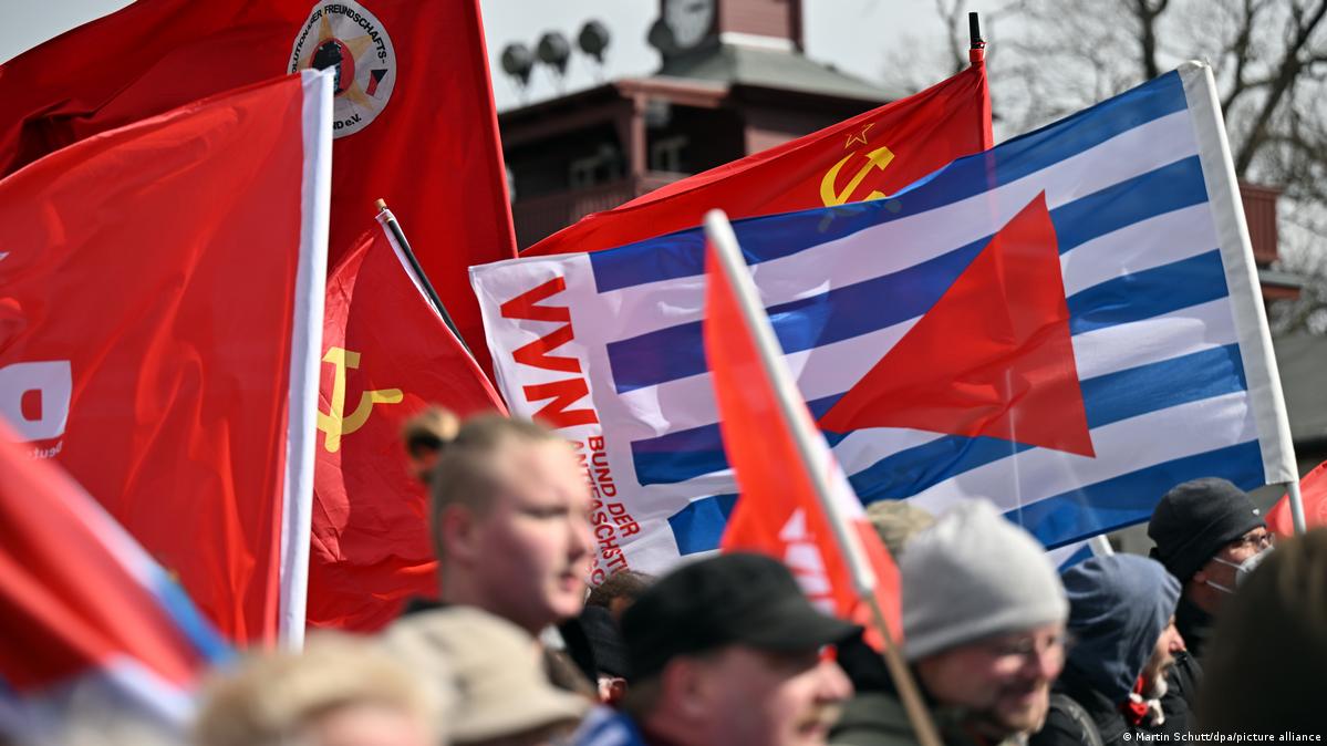 Red triangle symbol: Germany debating a ban – DW – 08/04/2024