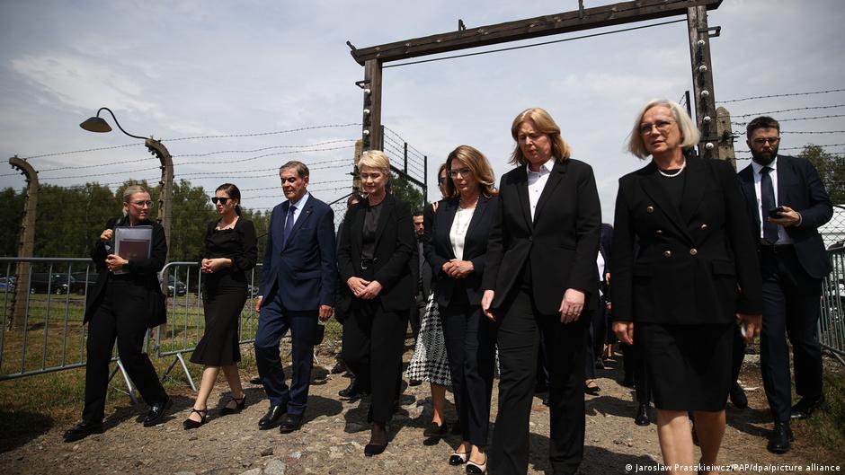 German lawmakers attend Auschwitz ceremony for Sinti-Roma – DW – 08/02/2024