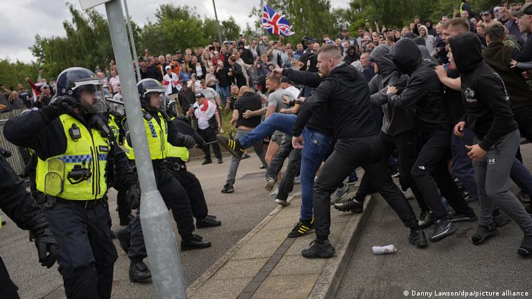 UK riots: How far-right actors capitalized on public anger – DW – 08/07 ...