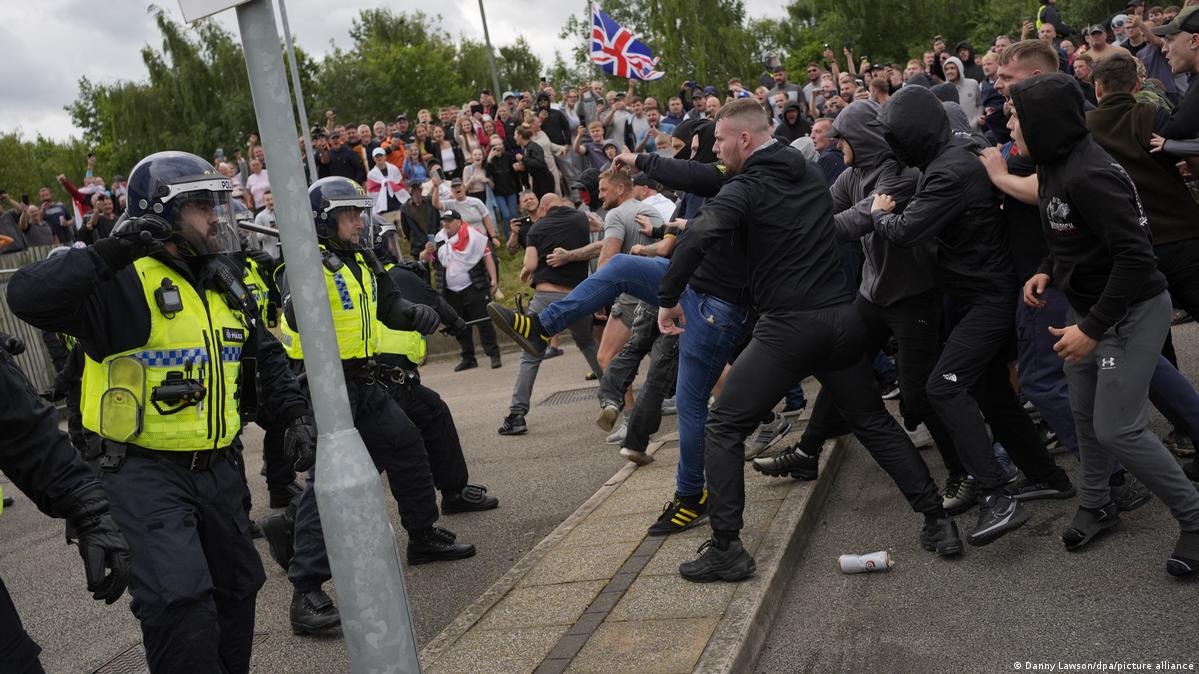 UK riots: How far-right actors capitalized on public anger – DW – 08/07 ...