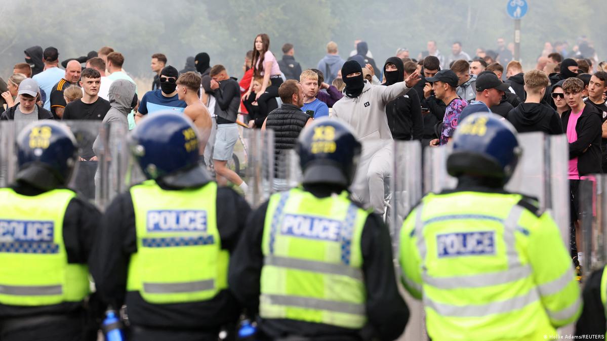 UK far-right riots – DW – 08/07/2024