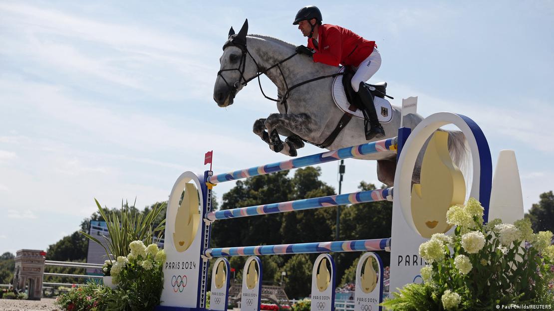 Competición De Salto De Caballo