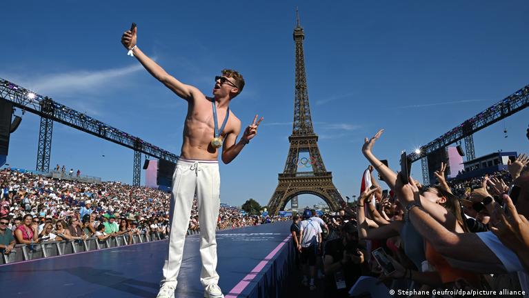 Olympic sensation Leon Marchand and the 'impossible double' – DW – 08 ...