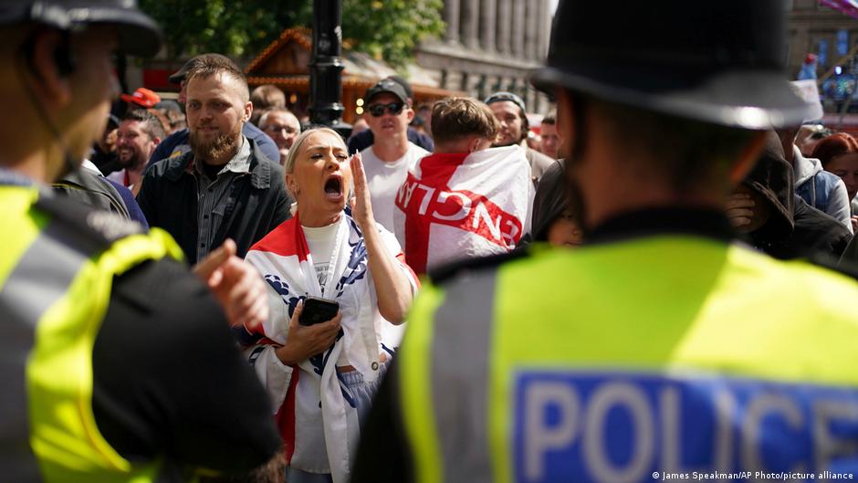 Amid UK riots, British Muslims in Liverpool working to heal – DW – 08 ...