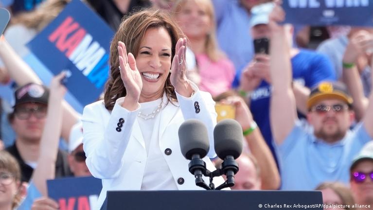 Why Kamala Harris' laugh is a secret weapon – DW – 08/14/2024