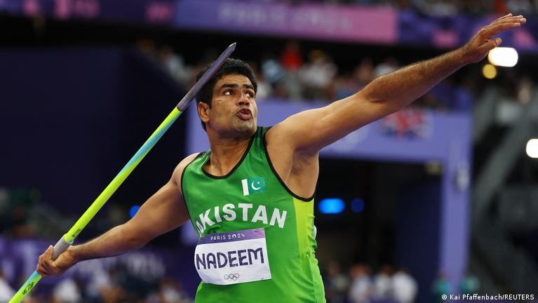 Arshad Nadeem stuns with Olympic record, wins javelin gold – DW – 08/08/2024
