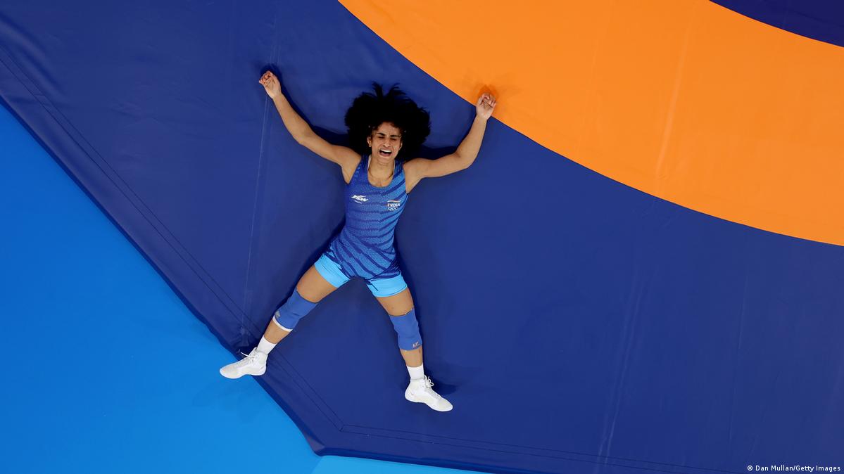 Nach Olympia-Aus: Indische Ringerin Vinesh verliert vor CAS – DW – 15. ...