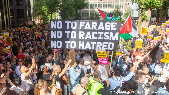 UK: Thousands join anti-racism rallies, far right stays away – DW – 08 ...