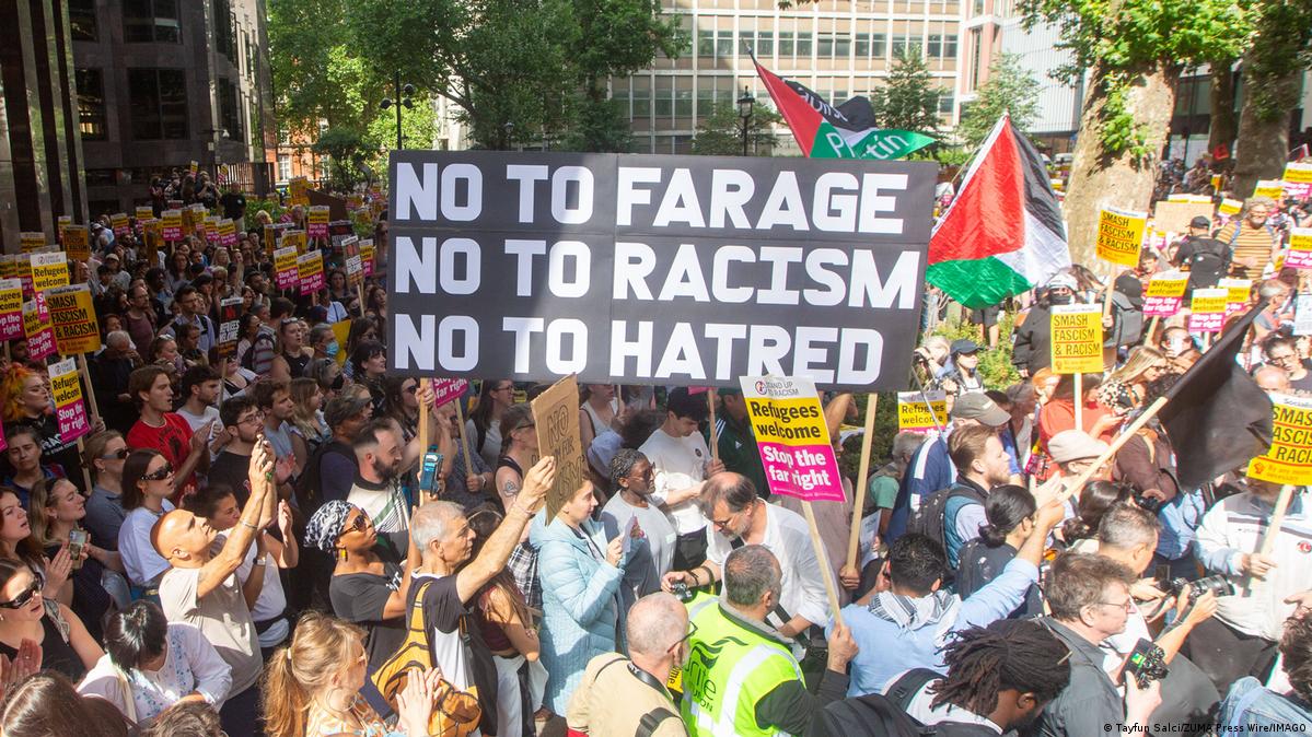 UK: Thousands join anti-racism rallies, far right stays away – DW – 08 ...