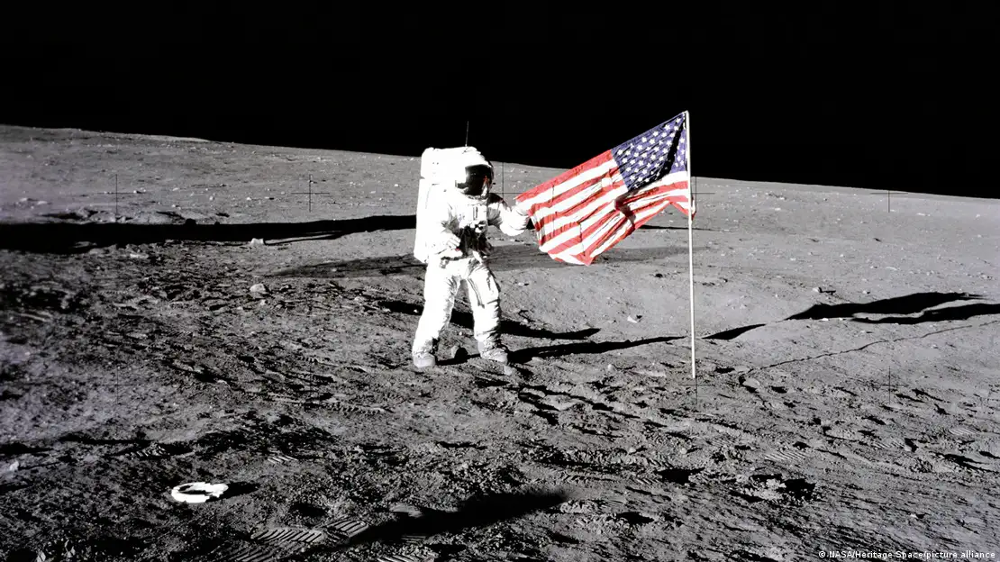 Neil Armstrong Na Lua Com Bandeira A Conquista Da Lua Fundação