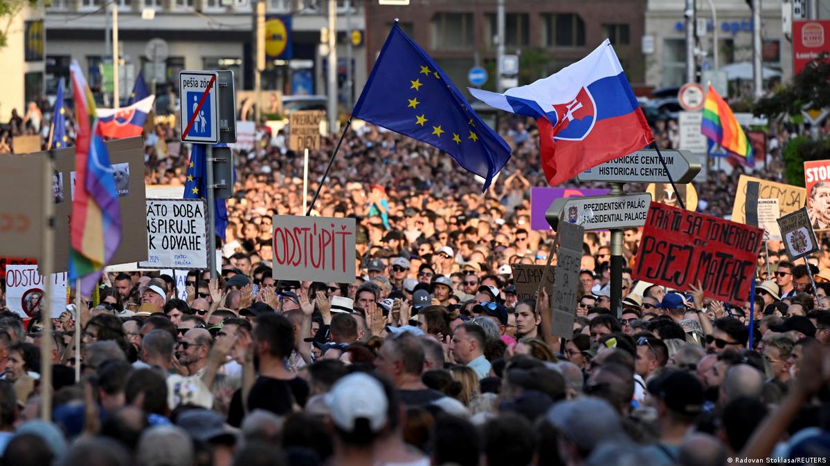 Protests against Slovakia's authoritarian government – DW – 08/18/2024