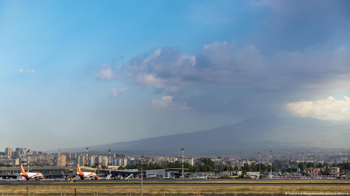 Sicily's Mount Etna erupts, closing Catania airport – DW – 08/15/2024