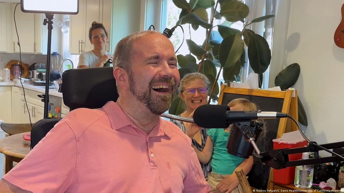 Neuroprótesis con IA devuelve la "voz" a un hombre con ELA – DW – 15/08 ...