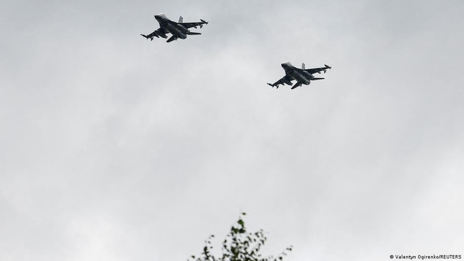 Dutch Defense Minister delivers first batch of F-16s to Kiev – DW ...