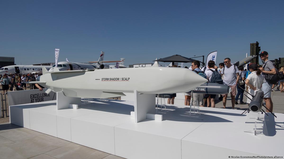 Ukraine updates: France backs longer-range missiles – DW – 11/24/2024