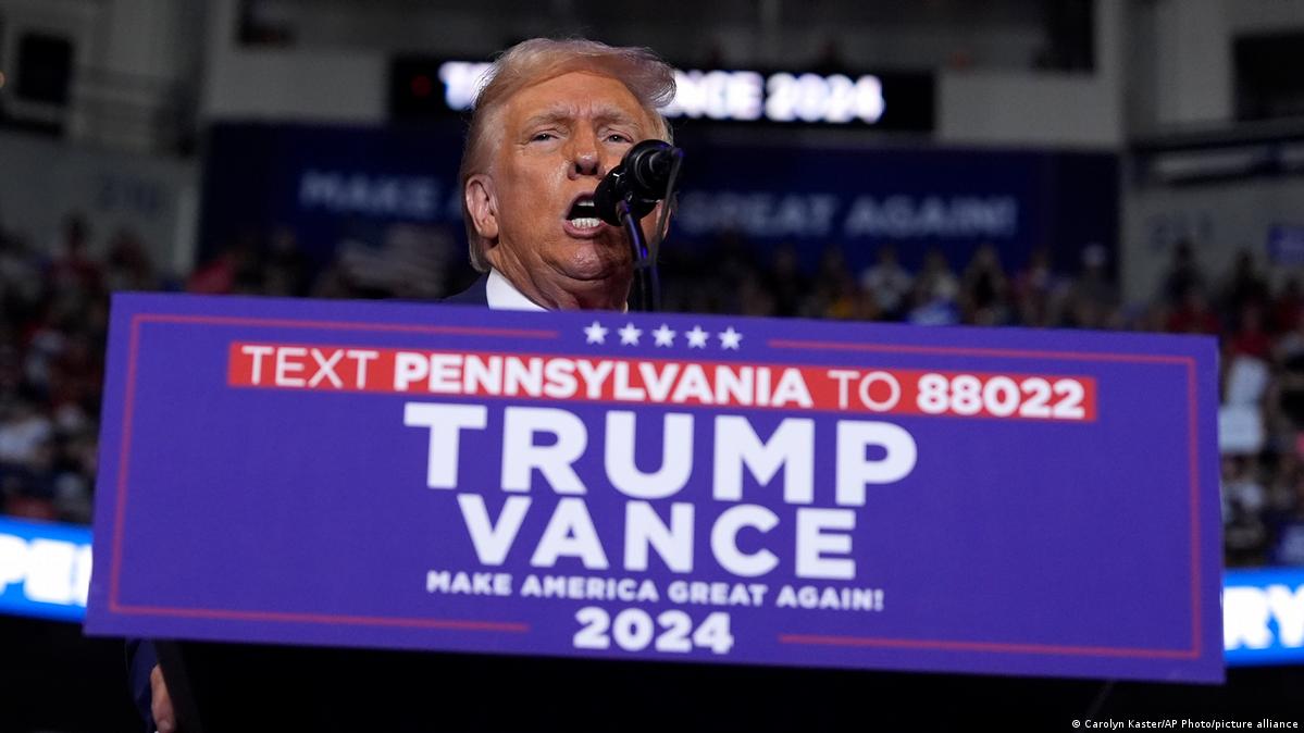 Trump divaga en mitin entre economía e insultos personales