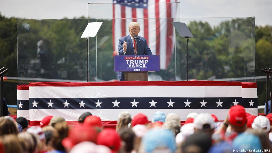 Trump: primer mitin desde el atentado tras cristal antibalas – DW – 21 ...