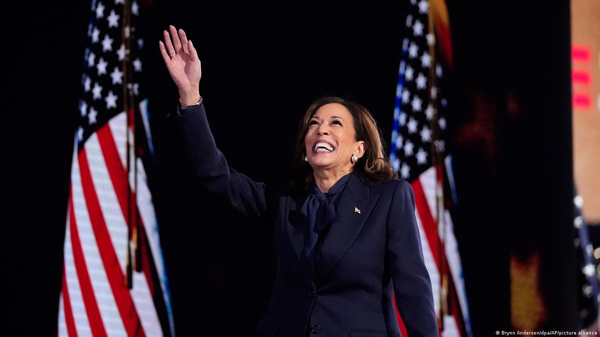 DNC: Kamala Harris urges US to take 'new way forward' – DW – 08/23/2024