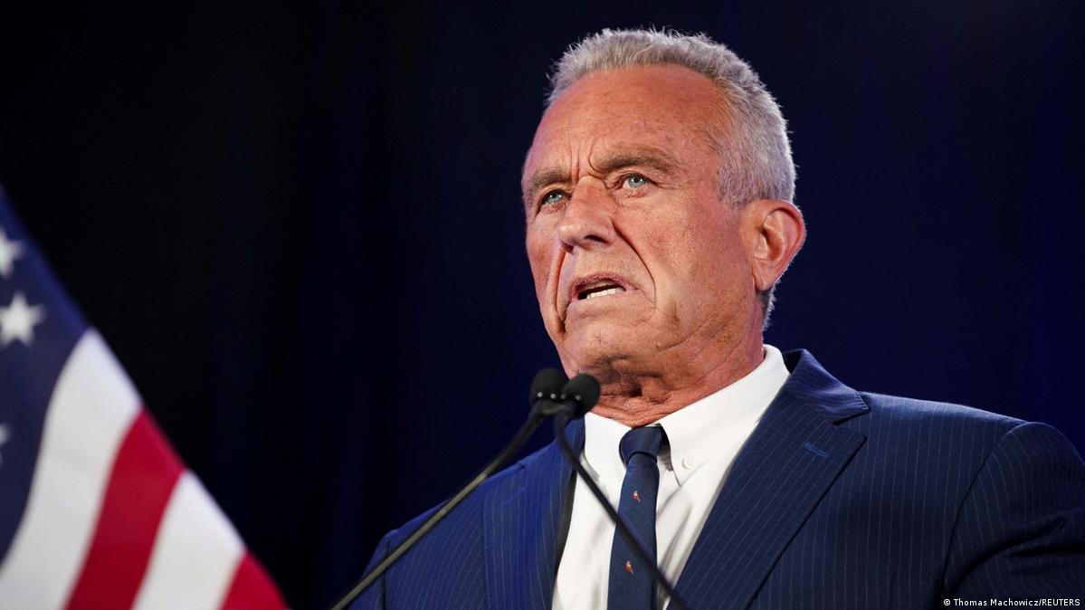 RFK Jr. desiste de disputa à Casa Branca e endossa Trump – DW – 24/08/2024