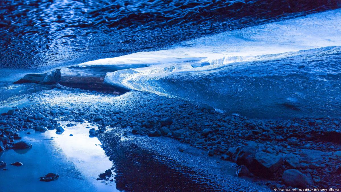 Iceland: Search called off after deadly ice cave collapse – DW – 08/26/2024