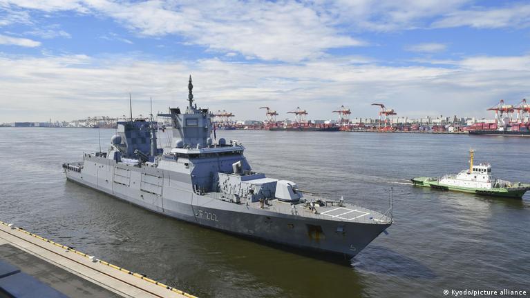German navy vessels sail through Taiwan Strait – DW – 09/13/2024