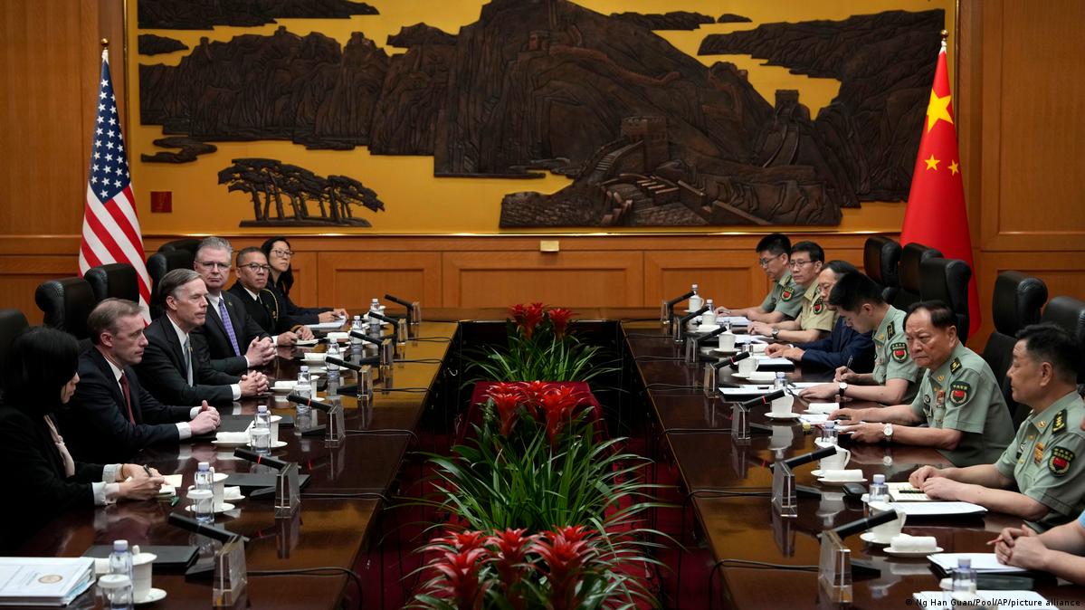 Jake Sullivan se reúne con general del Ejército de China