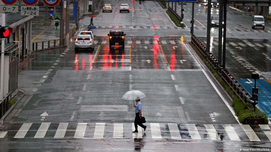 Japan: Typhoon Shanshan brings heavy rains, halts transport – DW – 08 ...