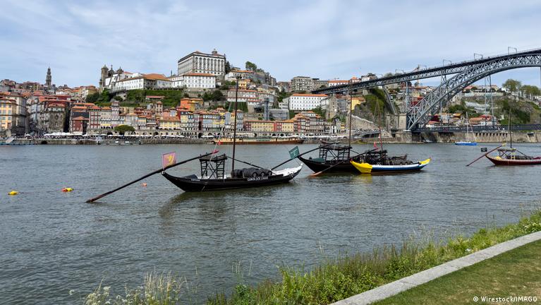 Защо младите португалци бягат в чужбина Dw 27 01 2025