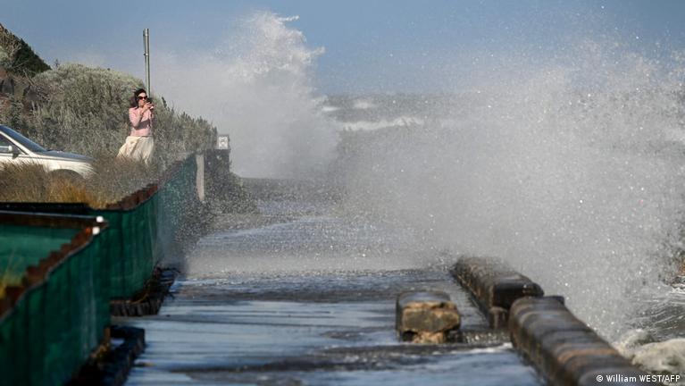 Australia: Storms leave 1 dead, thousands without power