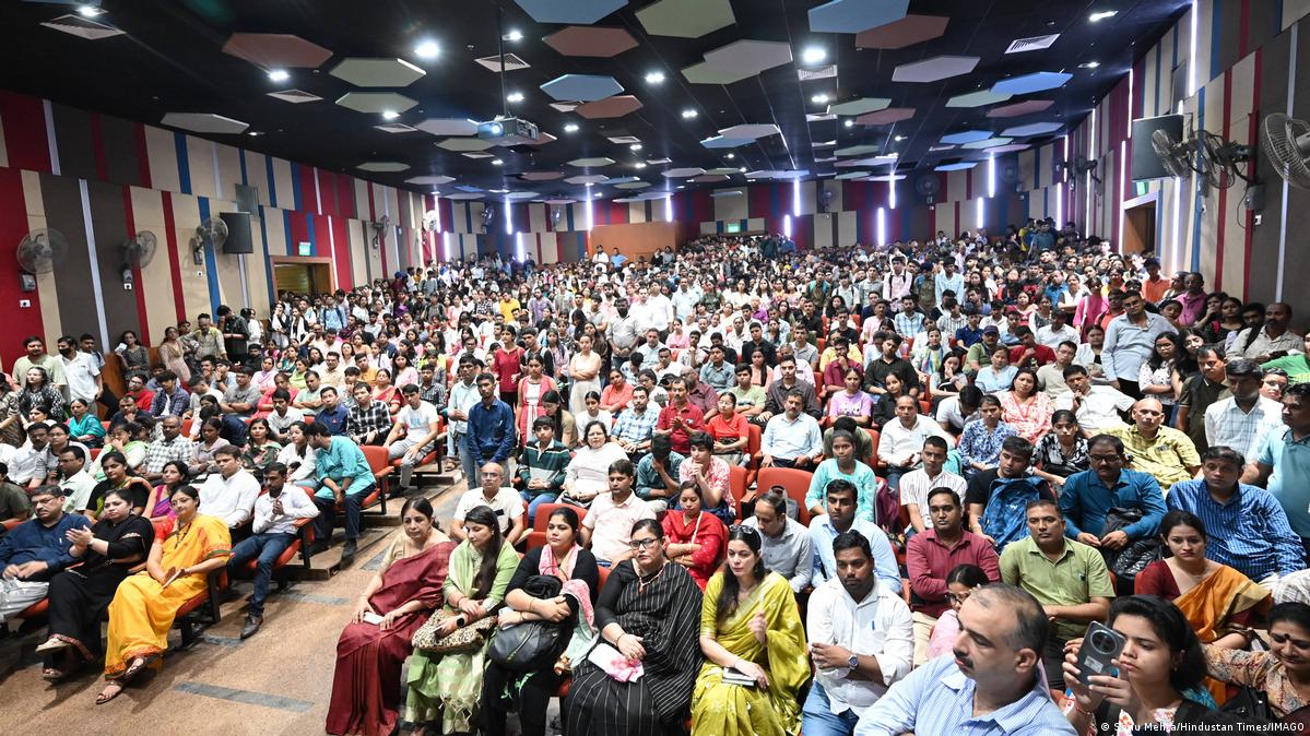 Highly educated Indians are often underemployed – DW – 11/21/2024