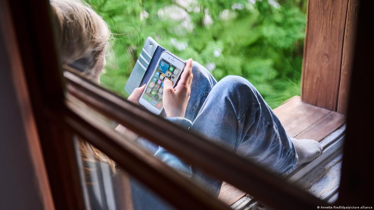 AB liderlerinden sosyal medyada yaş sınırına destek – DW – 24.10.2025