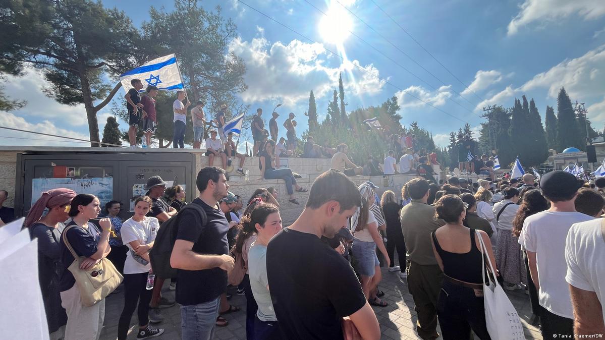 Middle East: Funeral held for slain US-Israeli hostage – DW – 09/02/2024