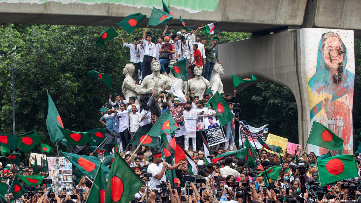 Bangladesh: Journalists supportive of ex-PM Hasina targeted – DW – 10 ...