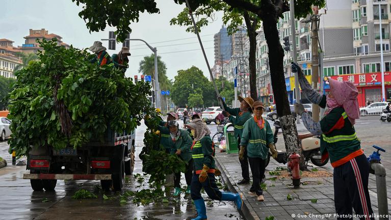 China: Super Typhoon Yagi makes landfall in Hainan – DW – 09/06/2024