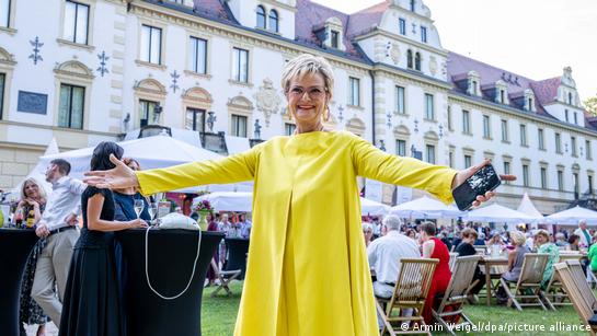 German princess gave Justice Alito $900 in concert tickets – DW – 09/10 ...