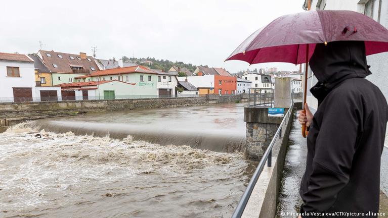 Europe: Heavy rains batter Poland, Czech Republic, Austria – DW – 09/14 ...