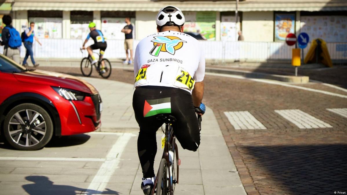 Gaza's disabled cyclists deliver aid, inspiration and hope – DW – 09/22 ...