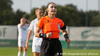 Female referee deletes Instagram after sexist messages – DW – 09/21/2024