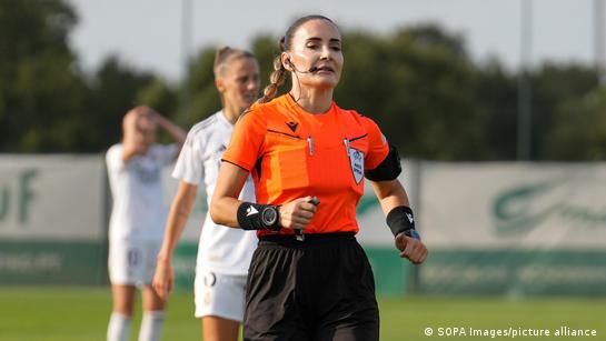 Female referee deletes Instagram after sexist messages – DW – 09/21/2024