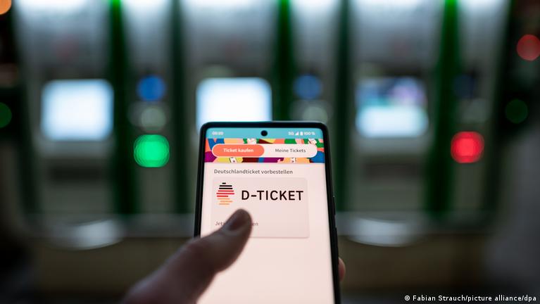 Germany's 'Deutschlandticket' helps environment — study – DW – 04/04/2025