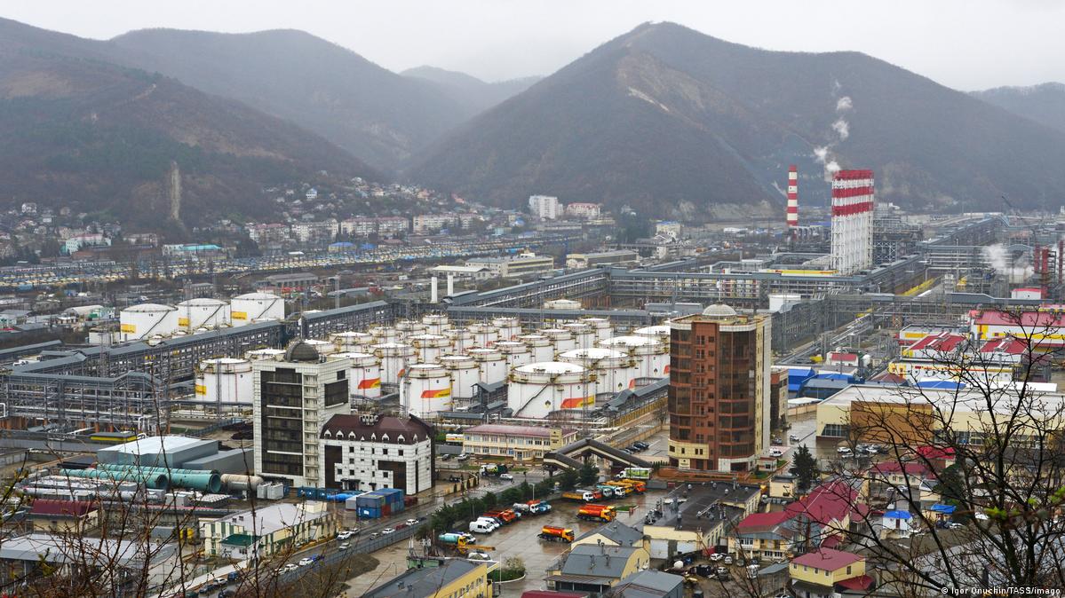 Ukraine updates: Kyiv says it struck Russia's oil facilities – DW – 01 ...