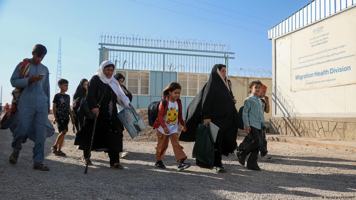 Iran, Afghanistan increase cooperation on migration – DW – 01/30/2025