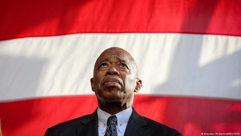 Alcalde de Nueva York se declara no culpable de corrupción – DW – 28/09/2024