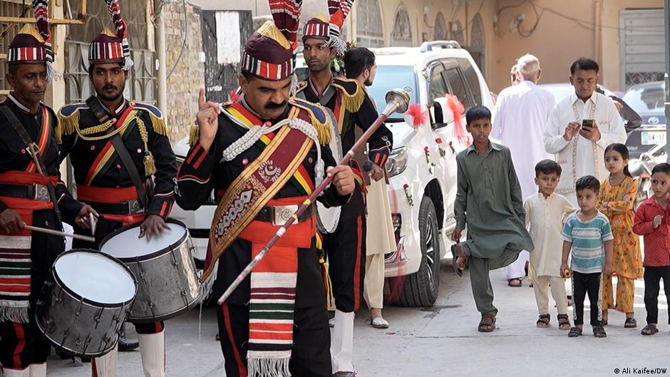 Why Pakistan's traditional pipe bands are fading out – DW – 09/27/2024
