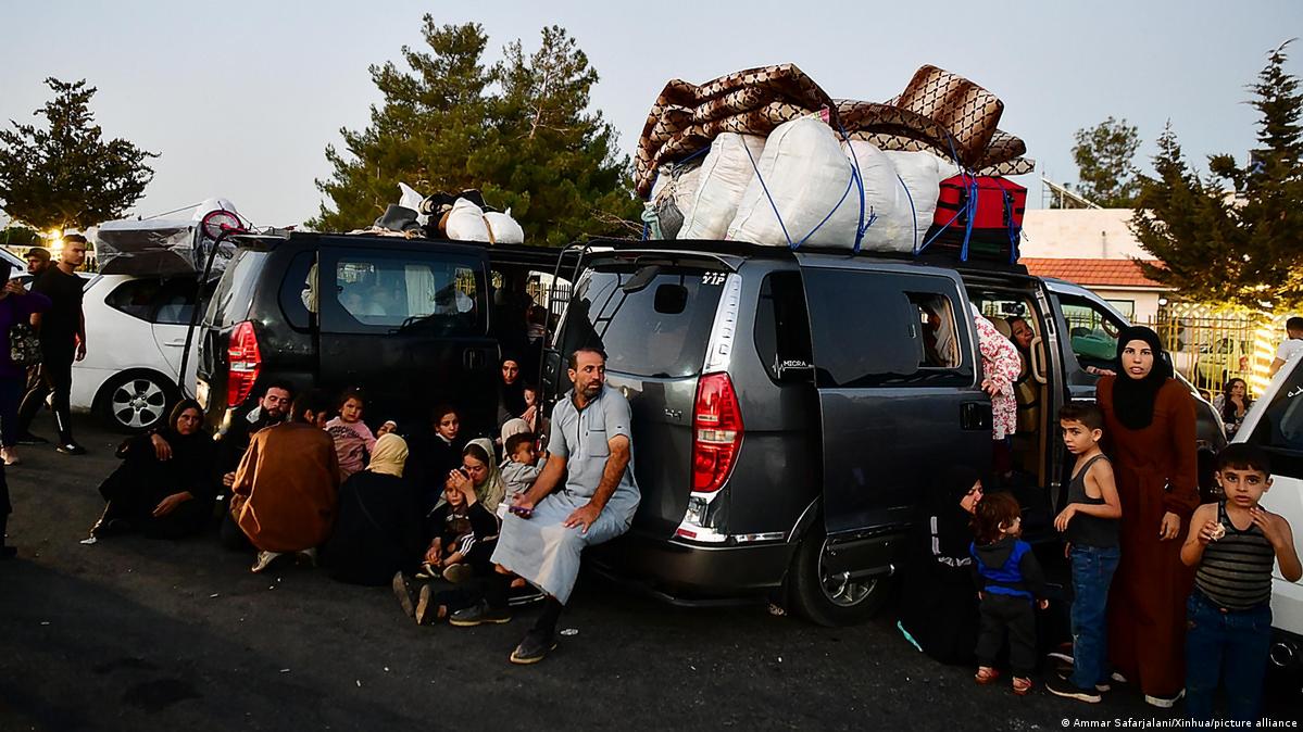 Thousands of Lebanese and Syrians flee into war-torn Syria – DW – 09/28 ...