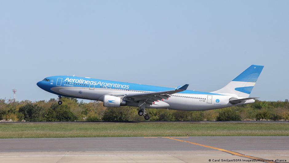 Aerolíneas Argentinas será "susceptible de privatización" – DW – 28/09/2024