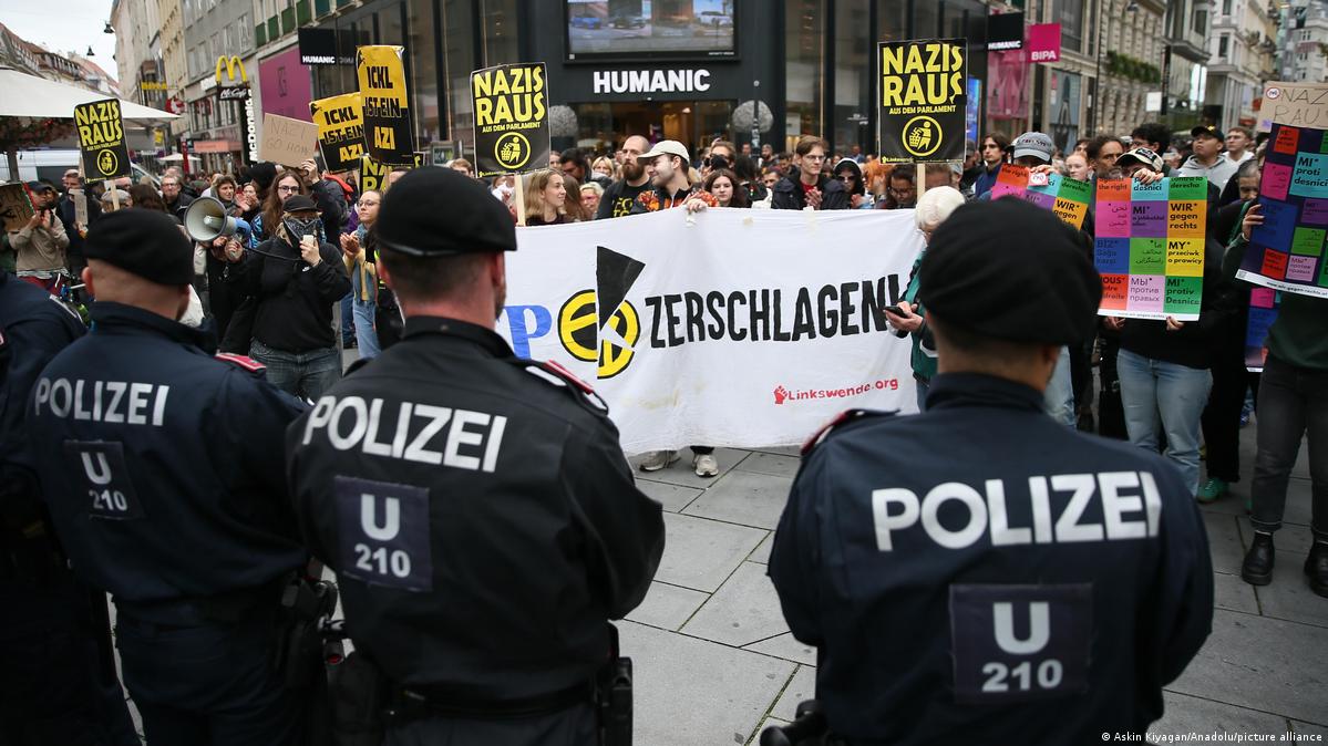 Austria: Outrage on election eve amid funeral with Nazi song – DW – 09 ...
